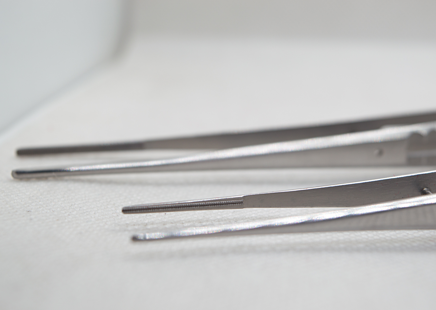 DEBAKEY ATRAUMATIC TISSUE FORCEPS, 24CM, EXTREMELY LIGHT – Alberon