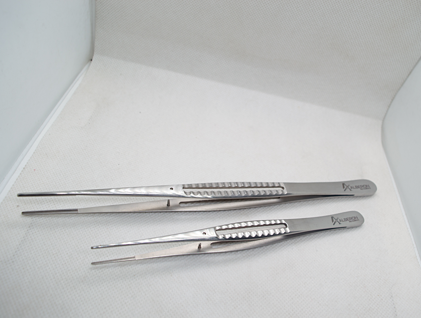 DEBAKEY ATRAUMATIC TISSUE FORCEPS, 24CM, EXTREMELY LIGHT – Alberon